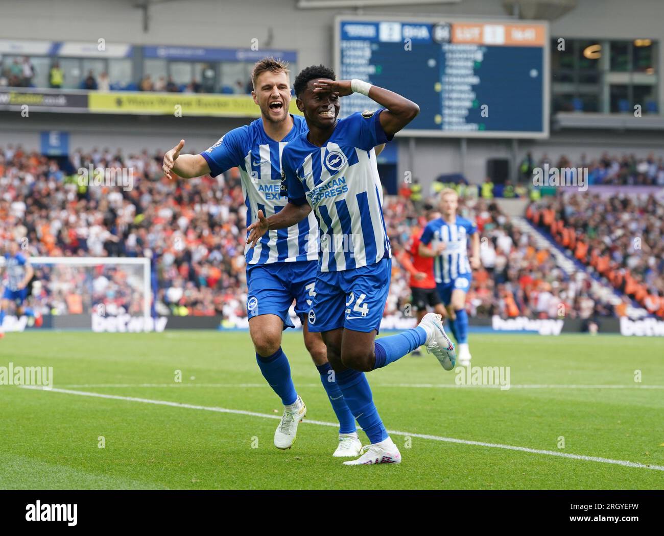 Simon Adingra von Brighton und Hove Albion feiert das dritte Tor ihrer ...