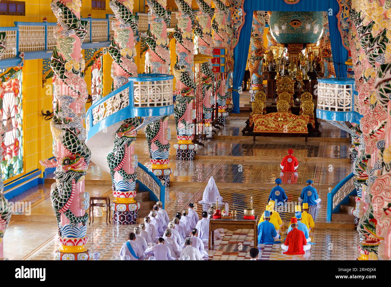 Tay Ninh, Vietnam. 21. Aug. 2014. Cao Dai Zeremonie im Cao Dai Tempel ...