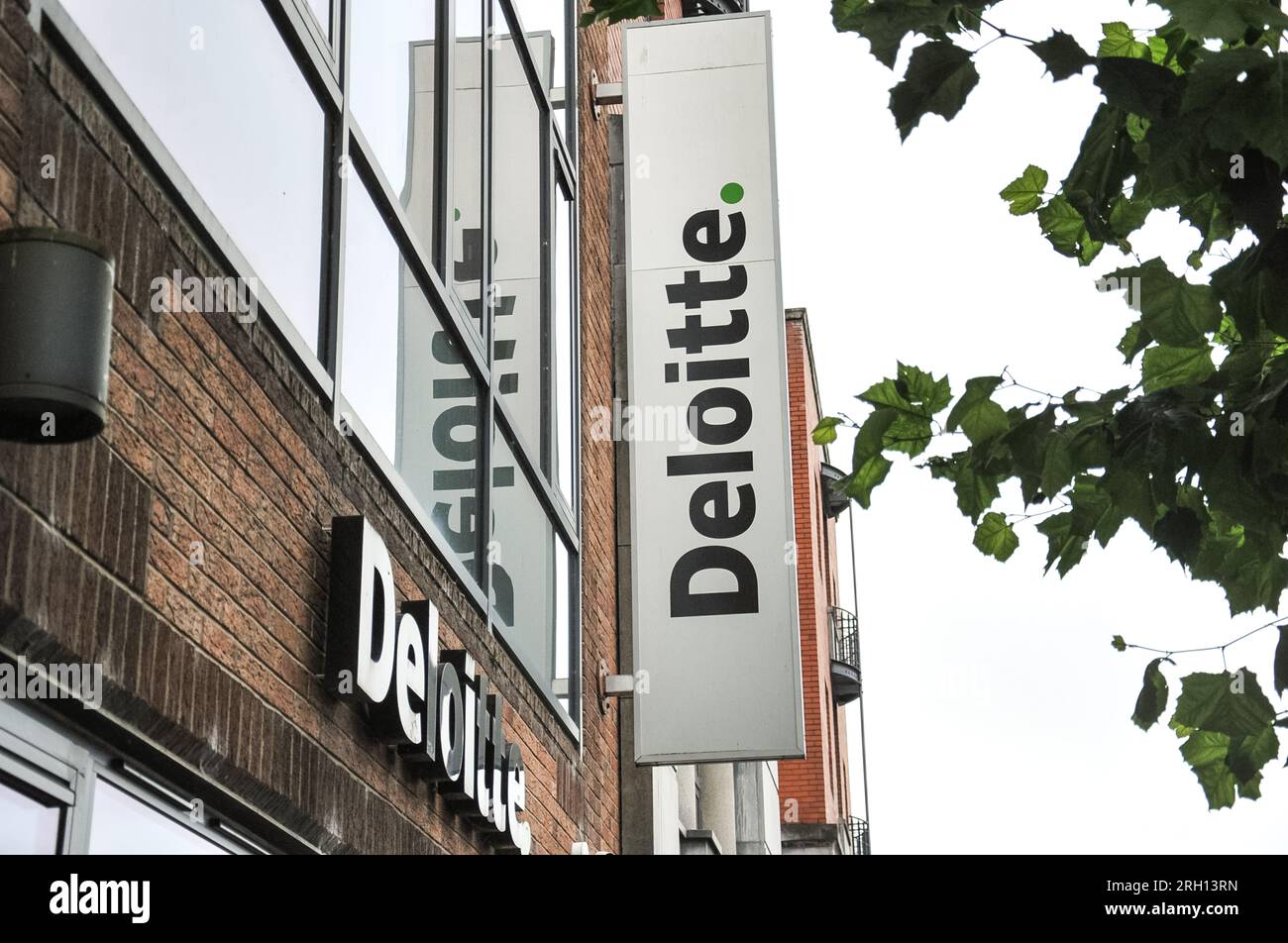 Deloitte logo beschilderung -Fotos und -Bildmaterial in hoher Auflösung ...