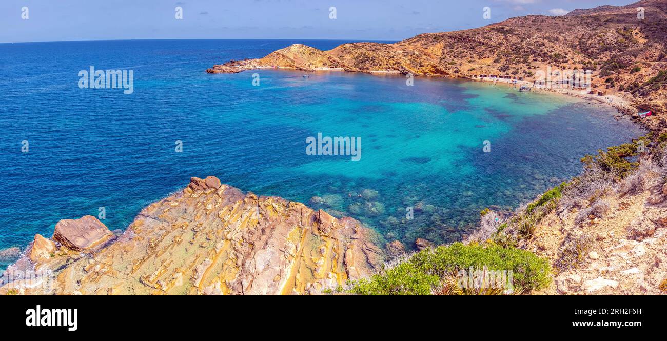 Verlassene Oase: Ain Kanassiras Strand zwischen dem Meer und den Bergen ...