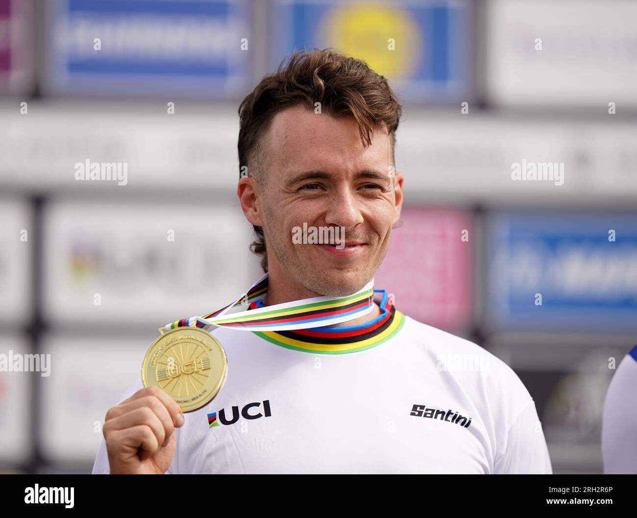 Romain Mahieu aus Frankreich mit seiner Goldmedaille, nachdem er am 11 ... Romain Mahieu aus Frankreich mit seiner Goldmedaille, nachdem er am 11 ...