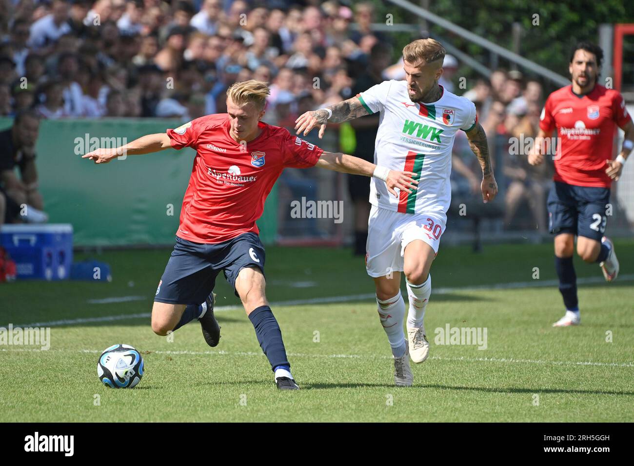 Ben WESTERMEIER (Unterhaching), Action, Duels gegen Niklas DORSCH (FC Augsburg). Fußball DFB Cup ...
