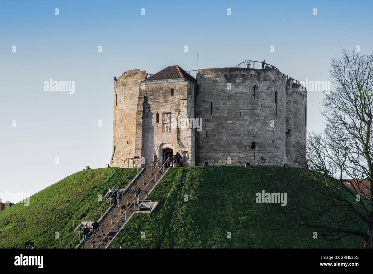 Der Clifford's Tower, der einst Teil von York Castle war, steht auf ...