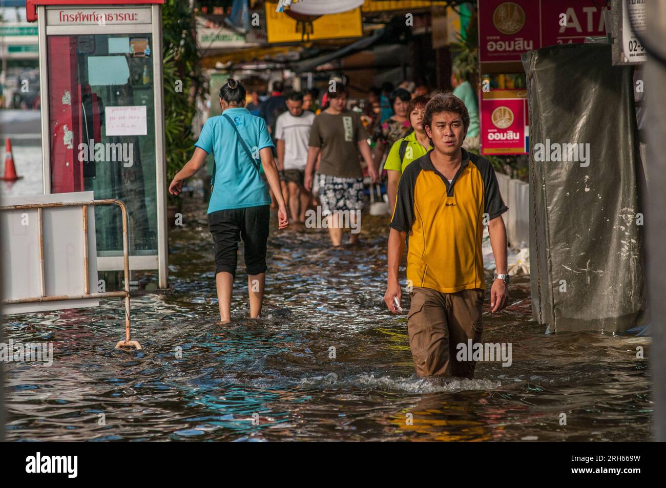 Extremwetterereignis. Bangkok Bewohner waten durch die Flut auf der ...