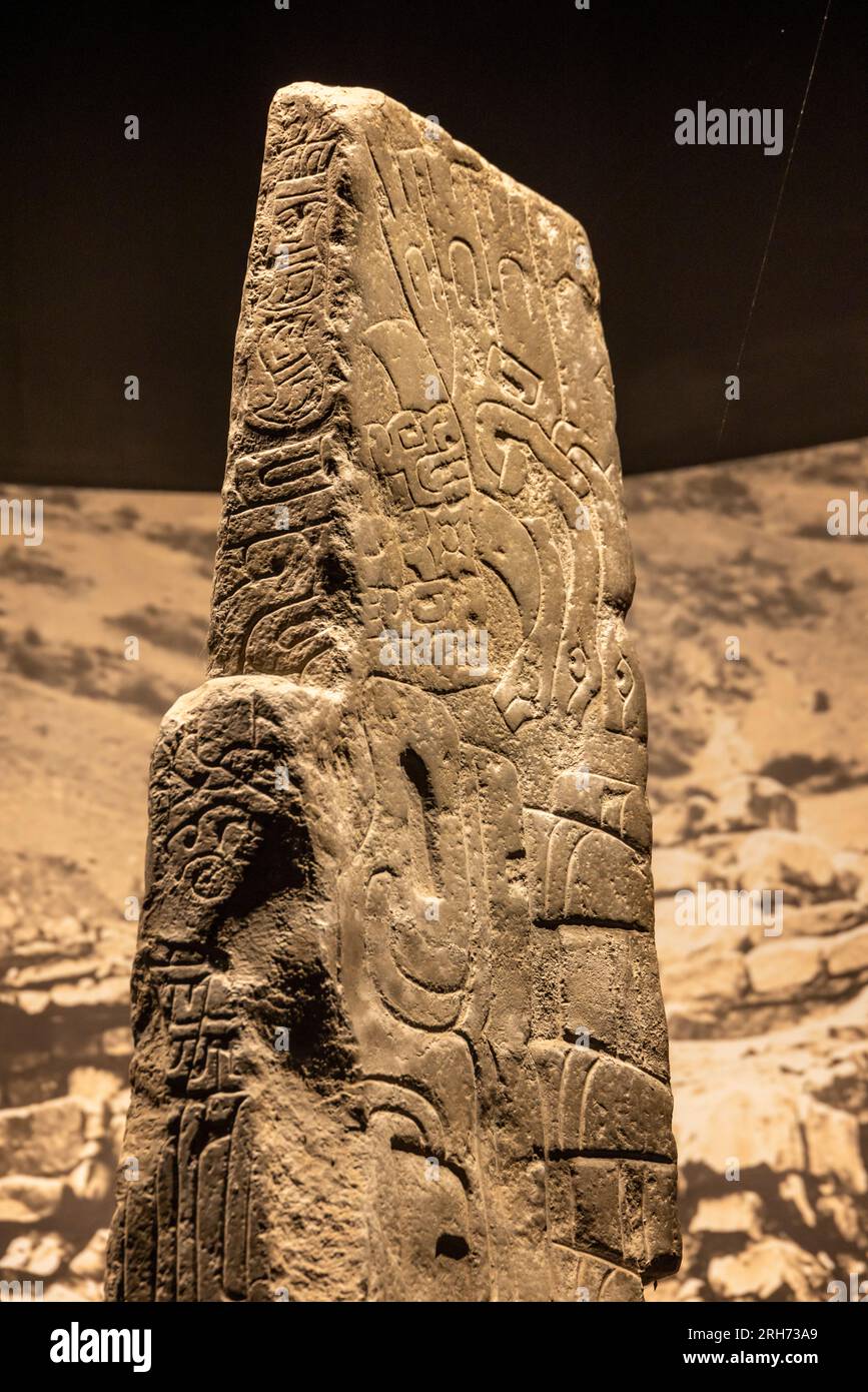 Der Tello Obelisk, ein 2,5 Meter hoher Granitmonolith, der vom Chavin ...