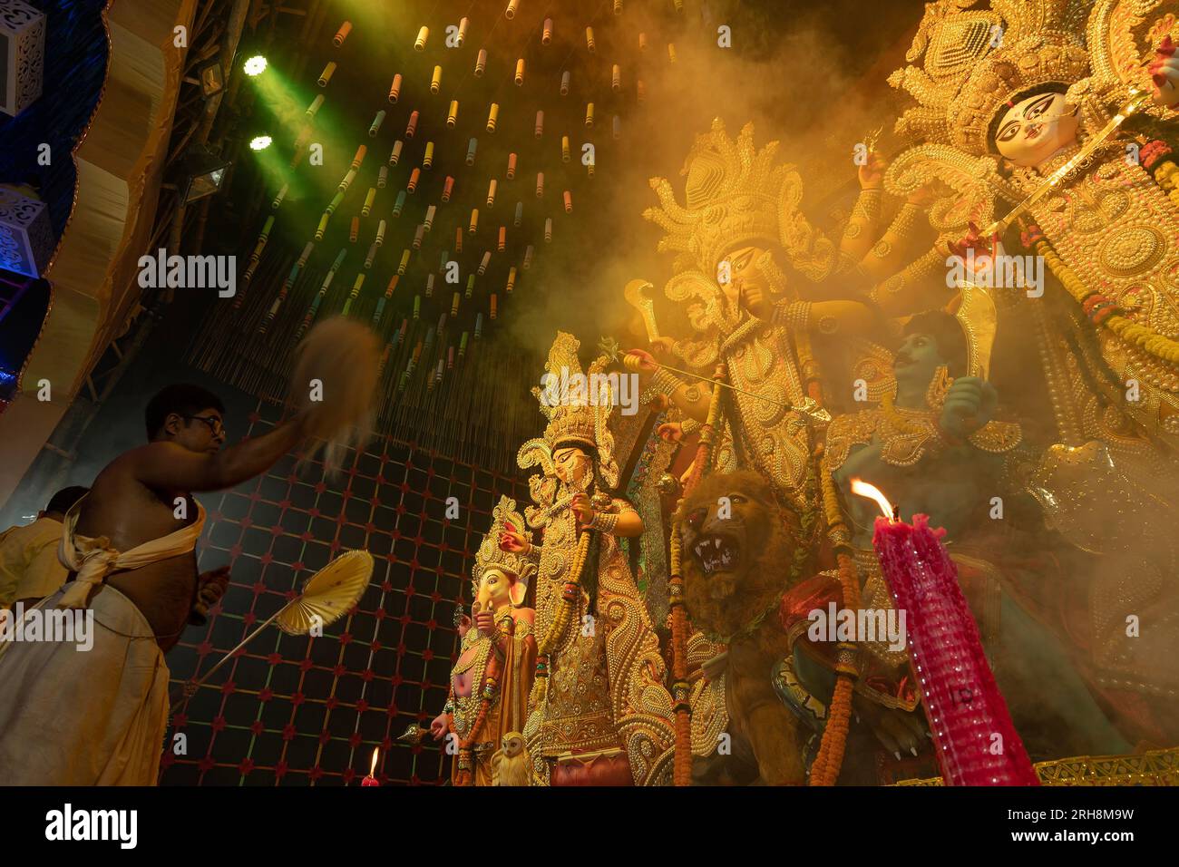 Puja mit chamor -Fotos und -Bildmaterial in hoher Auflösung – Alamy