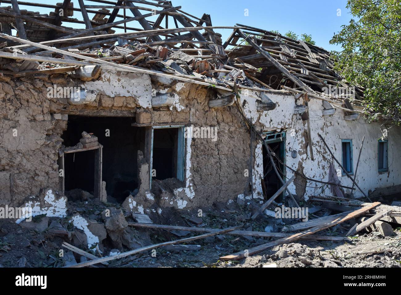 Stepne, Ukraine. 14. Aug. 2023. Blick auf das Haus, das durch russische Bomben schwer beschädigt ...
