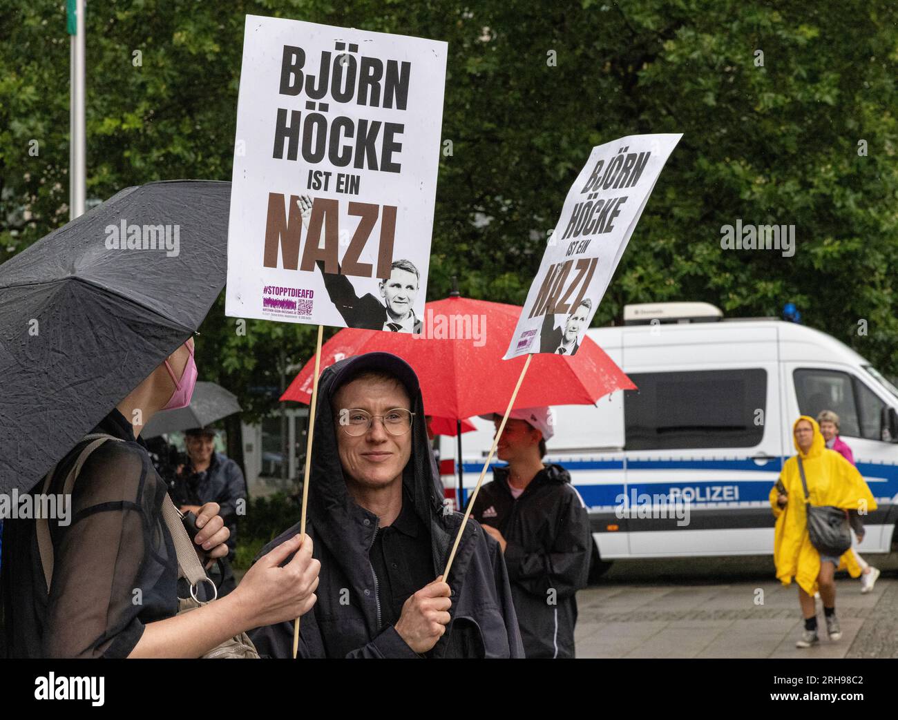 Demonstration gegen die AfD in Magdeburg, während des Bundesparteitages ...