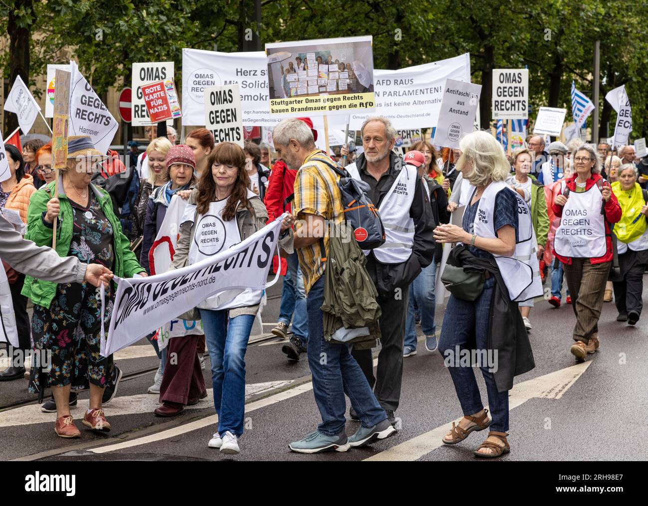 Demonstration gegen die AfD in Magdeburg, während des Bundesparteitages ...