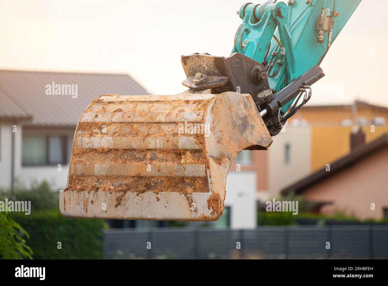 Straßenreparatur. Der Bagger gießt den angesammelten Schmutz an einen ...