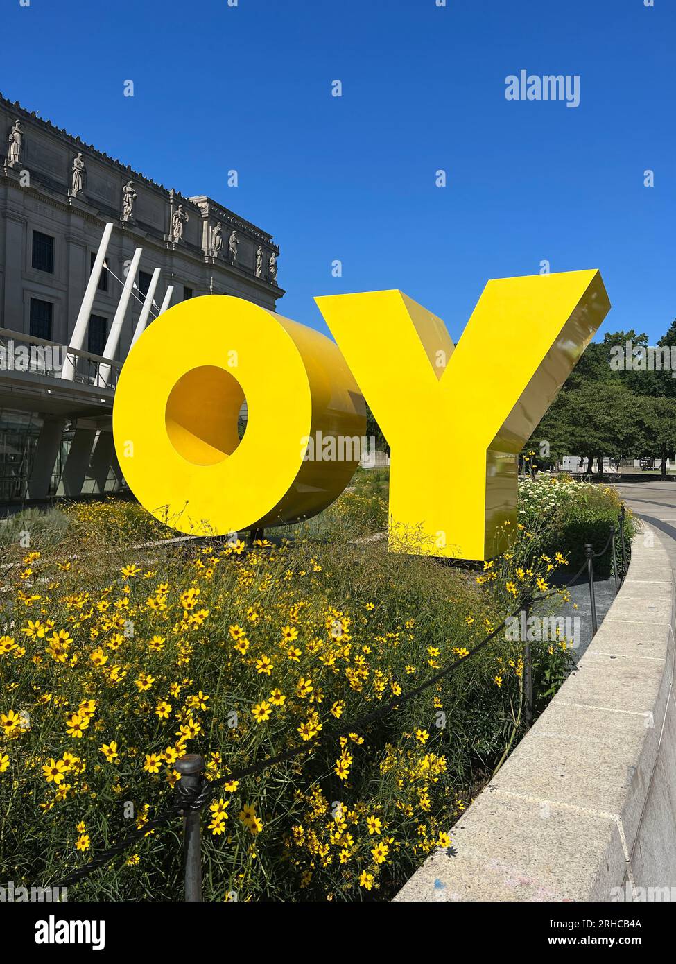 Deborah Kass' lebendige gelbe OY/YO-Skulptur soll Freude und Einheit in ...