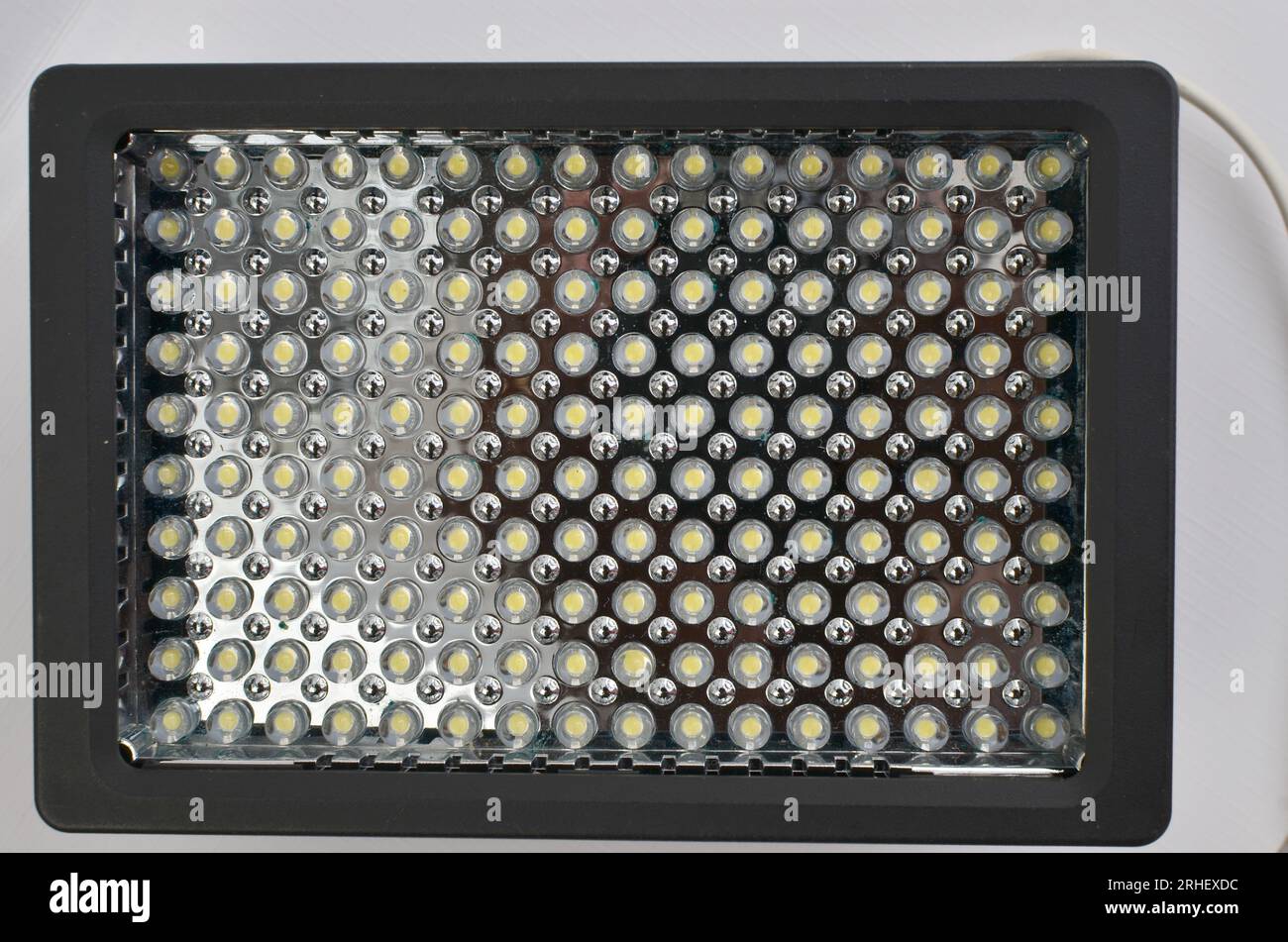 Vergrößern Sie ein Panel von LED-Lampen, um ihre präzise Anordnung und ...