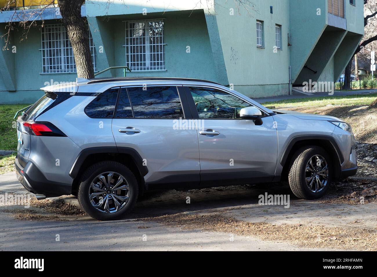 Toyota hybrid crossover -Fotos und -Bildmaterial in hoher Auflösung – Alamy