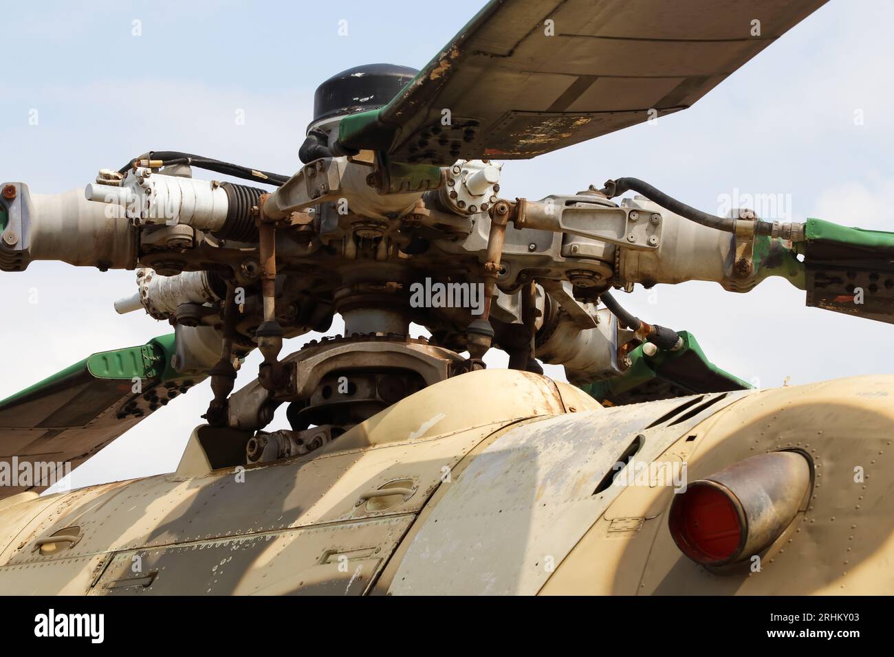 Helicopter airframe mechanics -Fotos und -Bildmaterial in hoher ...