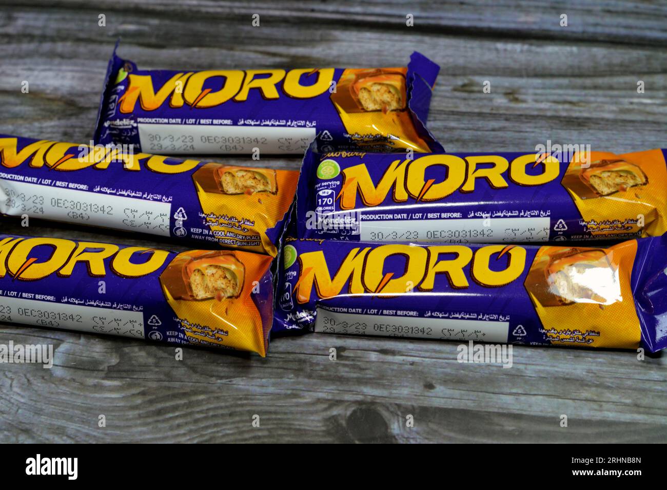 Kairo, Ägypten, Juli 29 2023: Cadbury Moro Chocolate Caramel Bar, eine ...