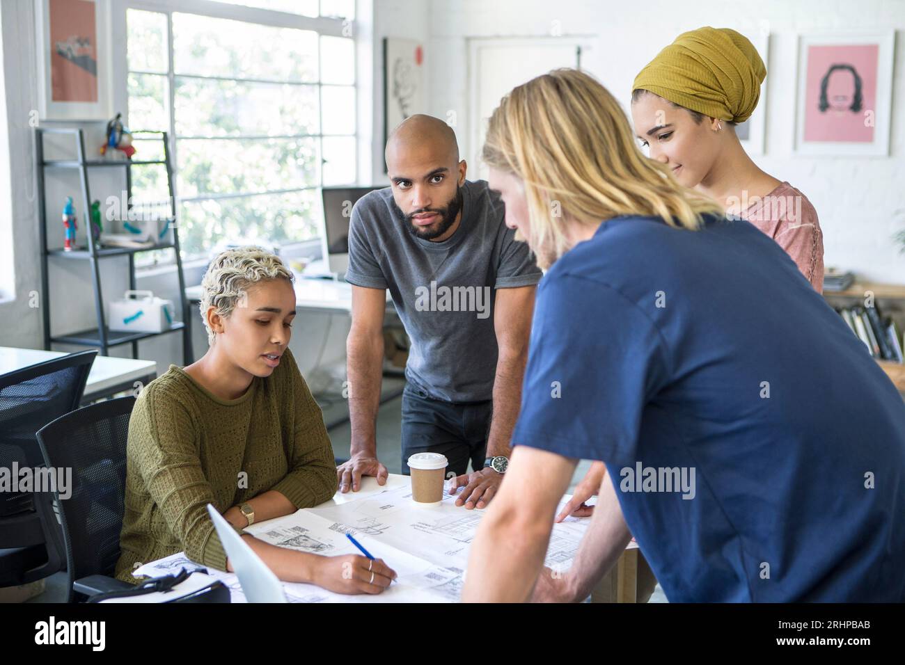 Start up work table people -Fotos und -Bildmaterial in hoher Auflösung ...