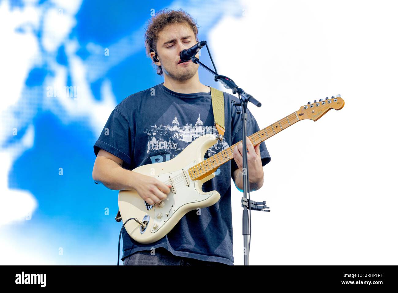Sam fender outfit -Fotos und -Bildmaterial in hoher Auflösung – Alamy