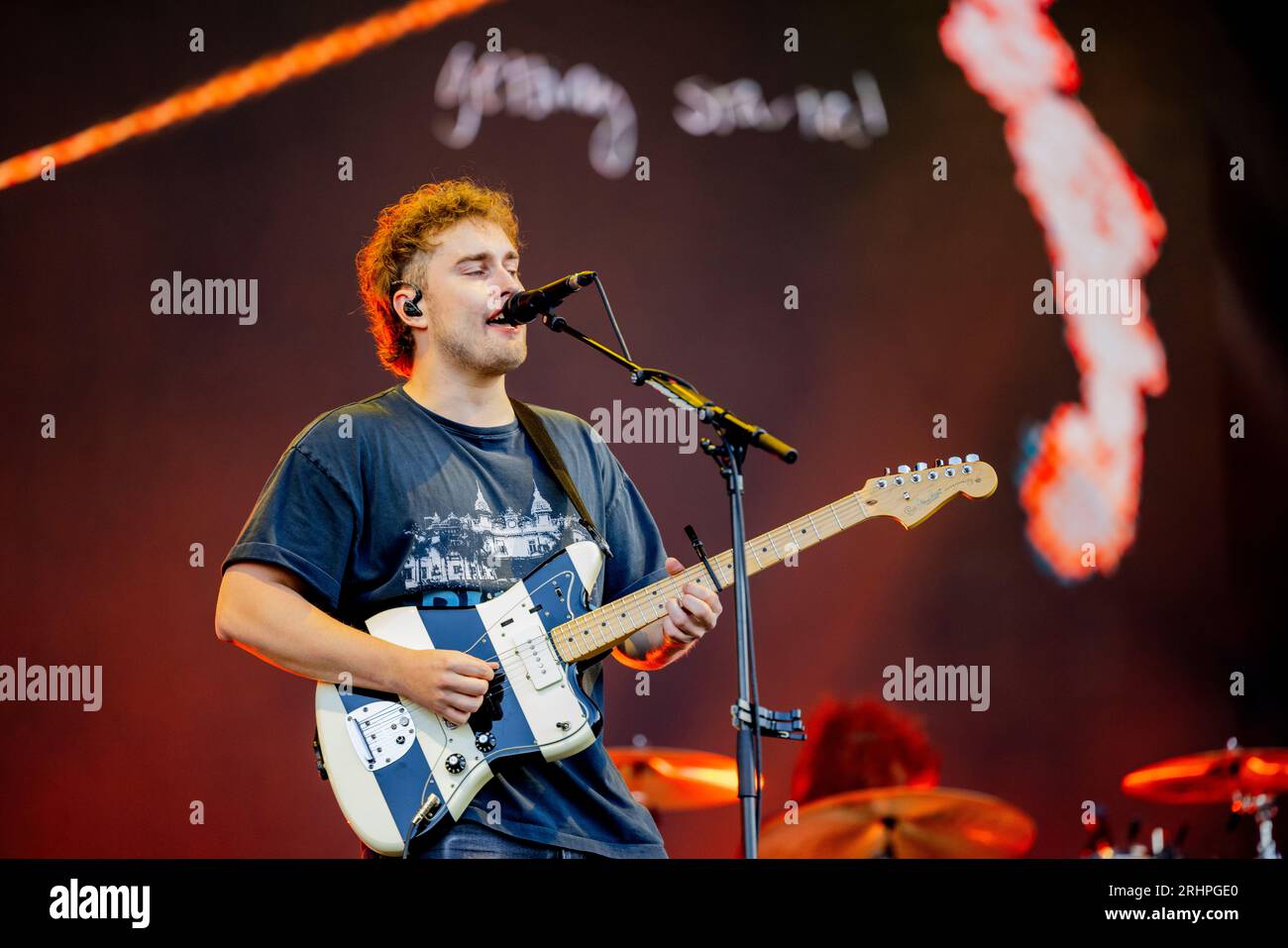 Sam fender outfit -Fotos und -Bildmaterial in hoher Auflösung – Alamy