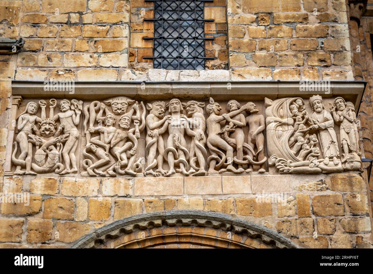 Romanesque frieze -Fotos und -Bildmaterial in hoher Auflösung – Alamy