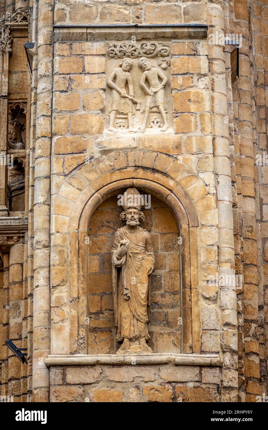 Romanesque frieze -Fotos und -Bildmaterial in hoher Auflösung – Alamy