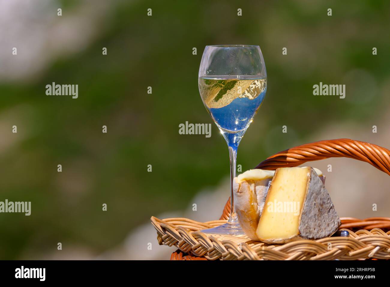 Käse und Wein, trockener weißer Roussette de Savoie oder Vin de Savoie ...