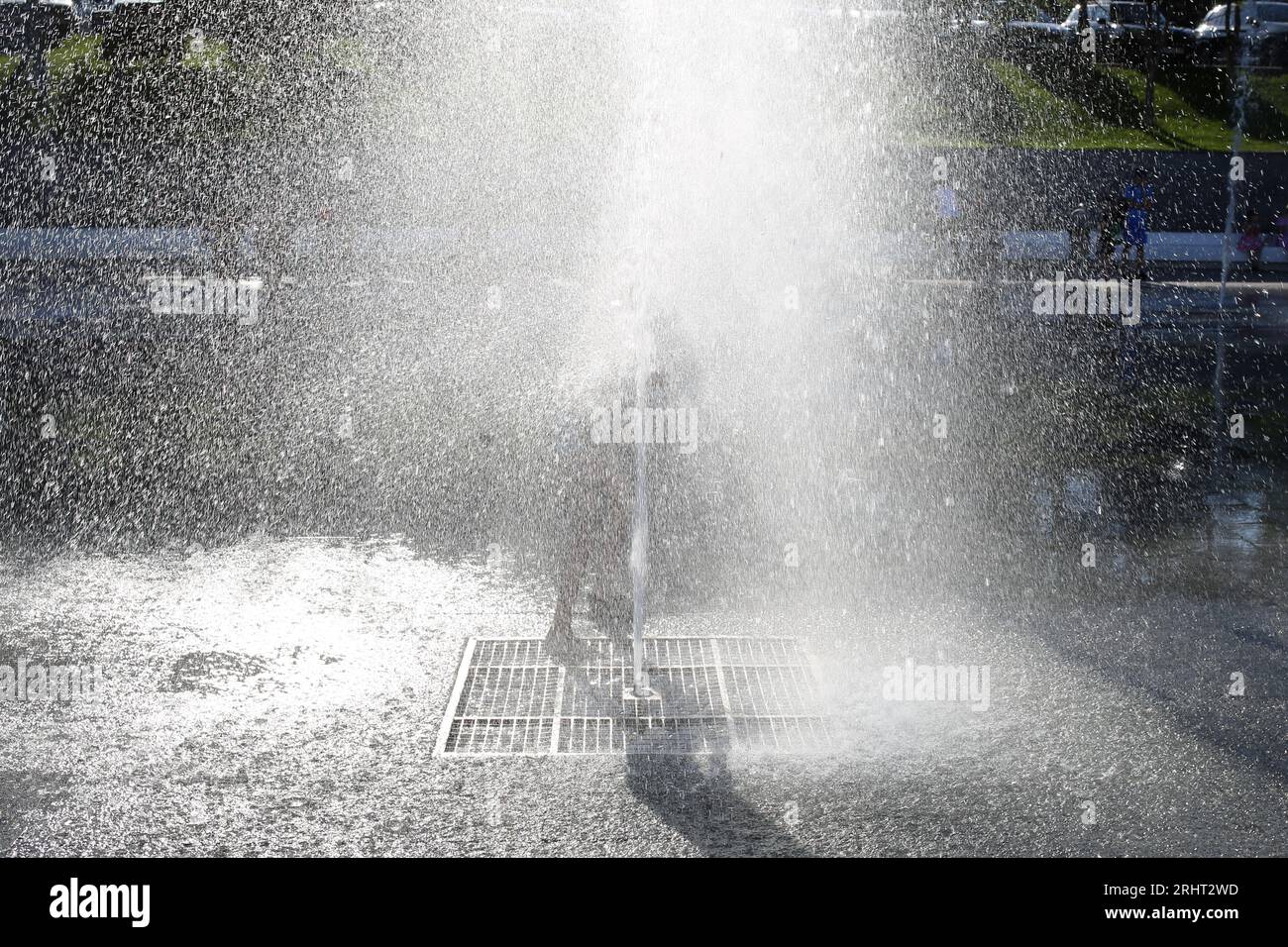 Odessa, Ukraine. August 2023. Die Menschen baden im Wasser der ...