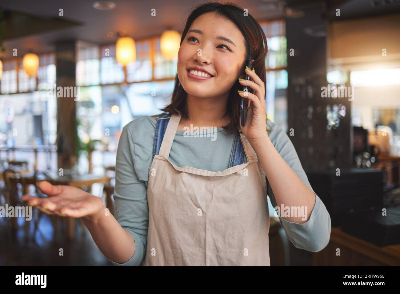 Restaurant, Telefonanruf und asiatische Frau für Online-Bestellung ...