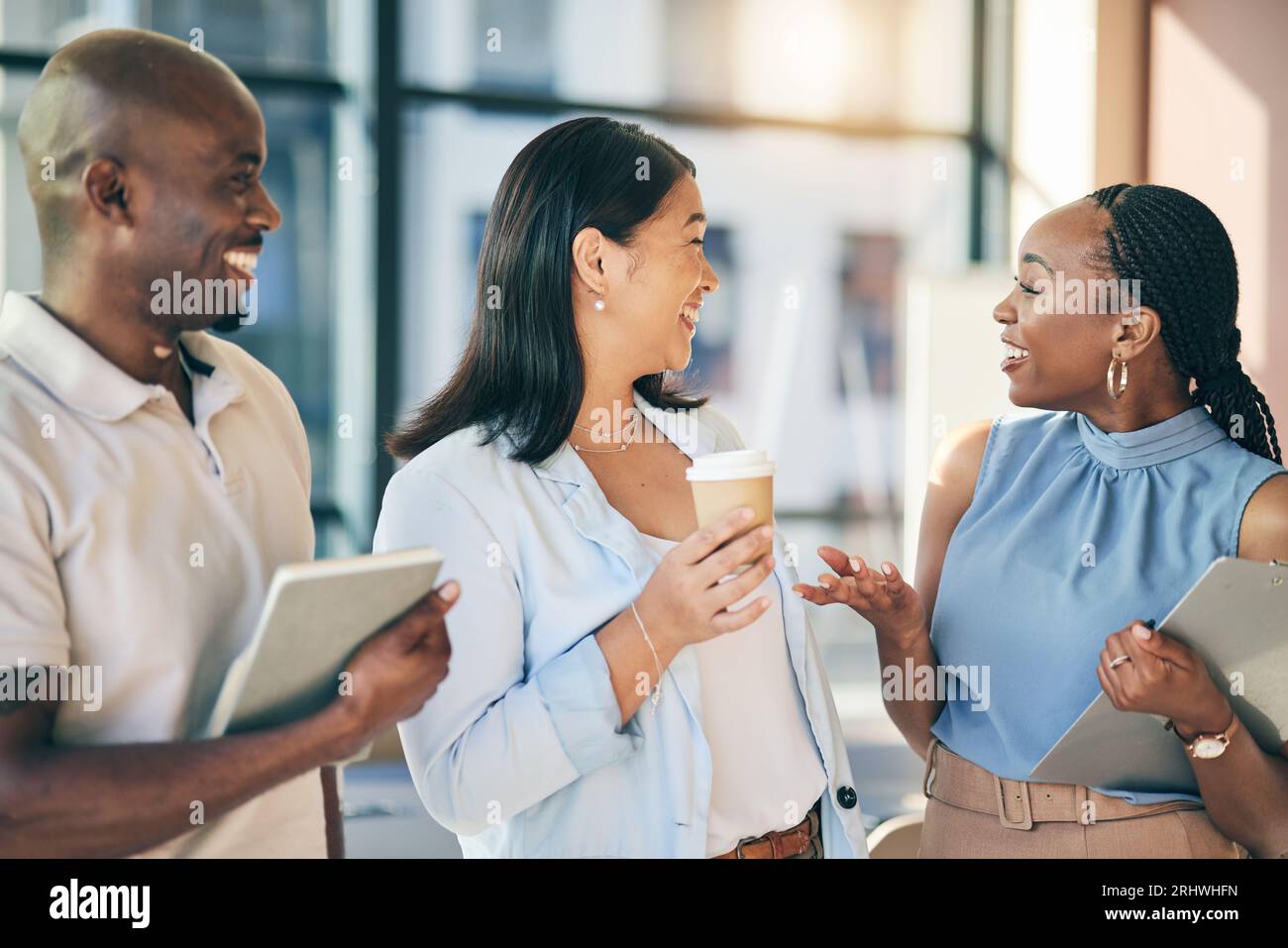 Team, Treffen und Freunde, Vielfalt und glückliche Menschen am ...