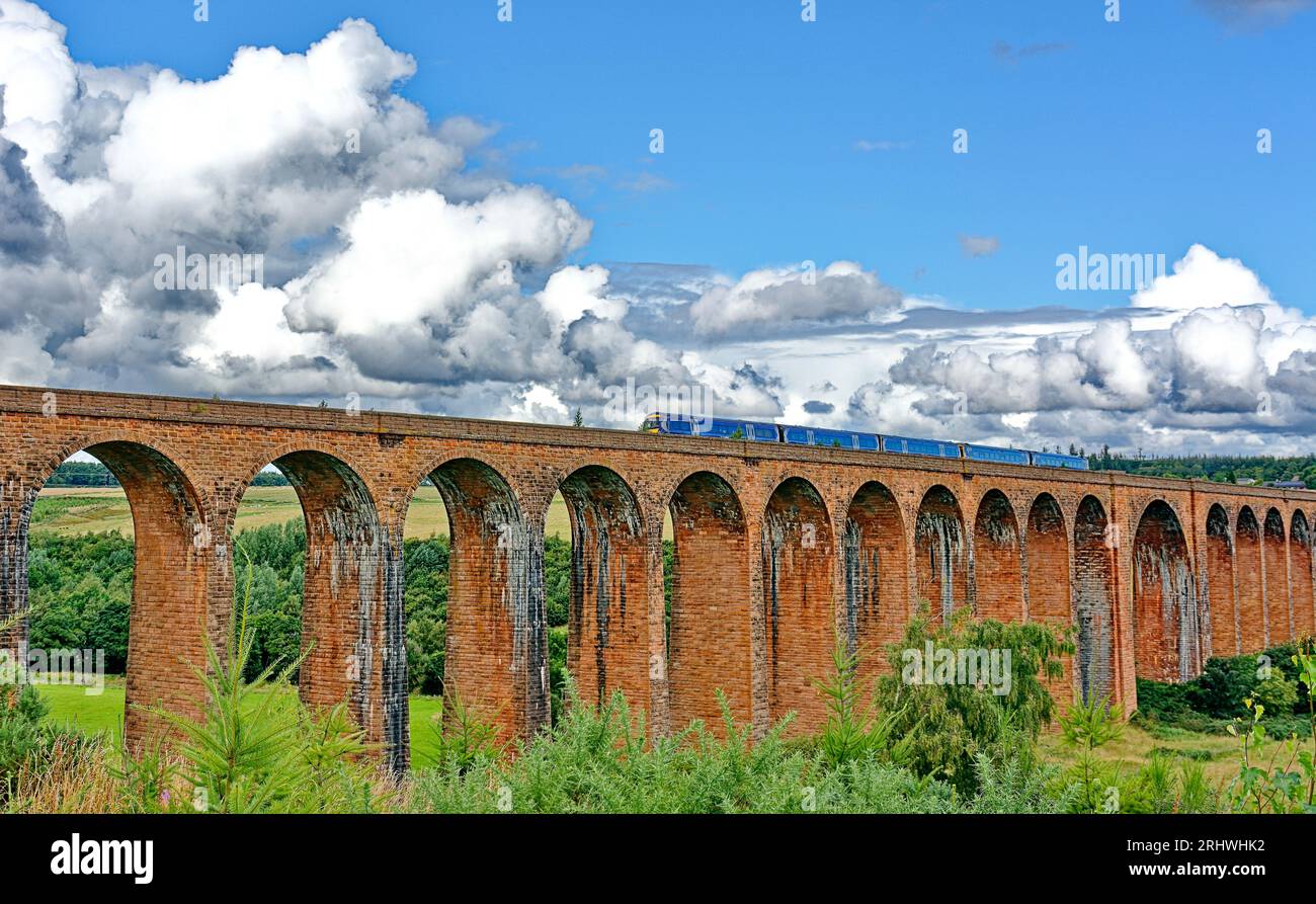 Culloden Viaduct Inveness Scotland ein ScotRail-Zug, der im Sommer über ...