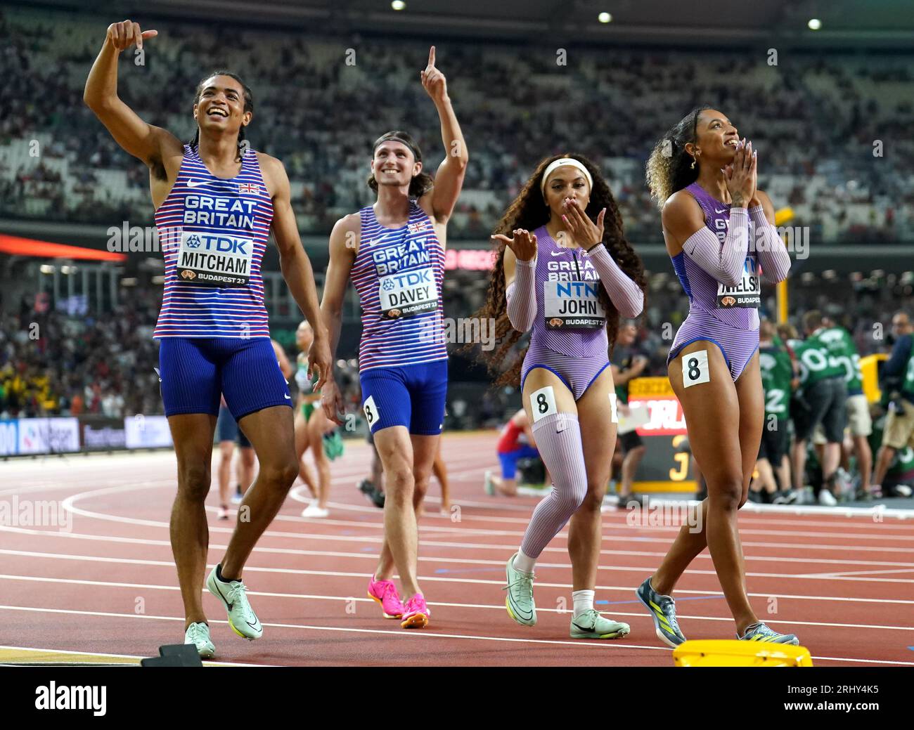 Rio Mitcham, Lewis Davey, Yemi Mary John und Lavial Nielsen feiern ...