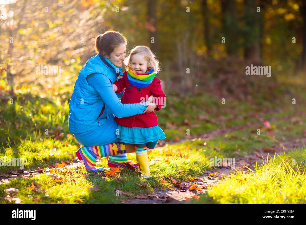 Mutter und kleinkind mit gummistiefel -Fotos und -Bildmaterial in hoher ...