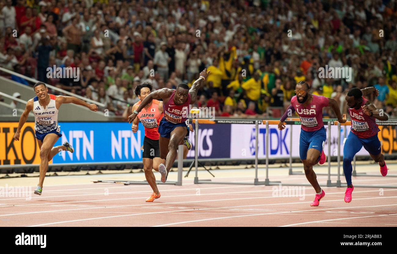 Grant Holloway aus den USA überquert das Ziel und gewinnt das 110-m ...