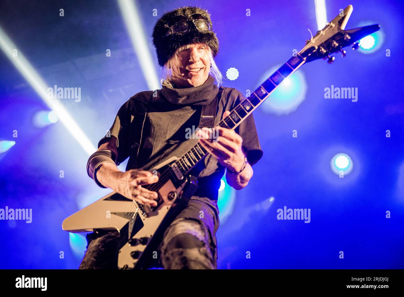 Mit gitarrenfoto -Fotos und -Bildmaterial in hoher Auflösung – Alamy