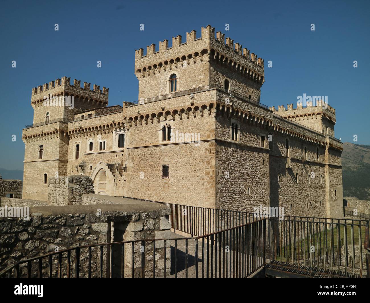 Castello medioevale Piccolomini a Celano, del XIV secolo. Quattro torri ...