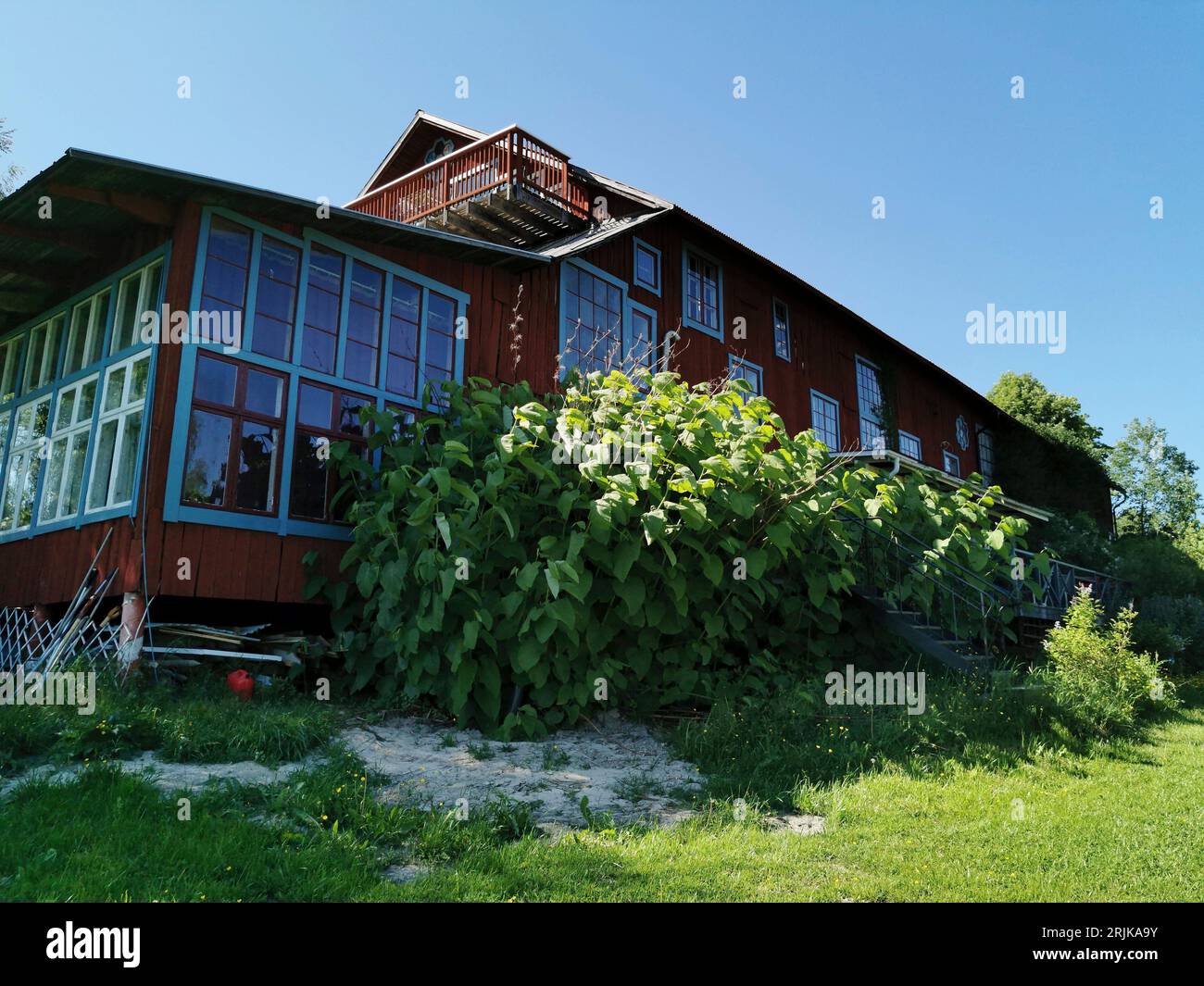 Parkslide grows in front of the large main building Paleis Oranjestraat ...