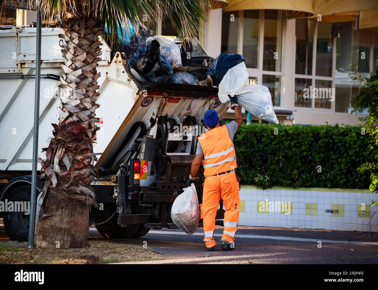 Plastic garbage truck -Fotos und -Bildmaterial in hoher Auflösung – Alamy