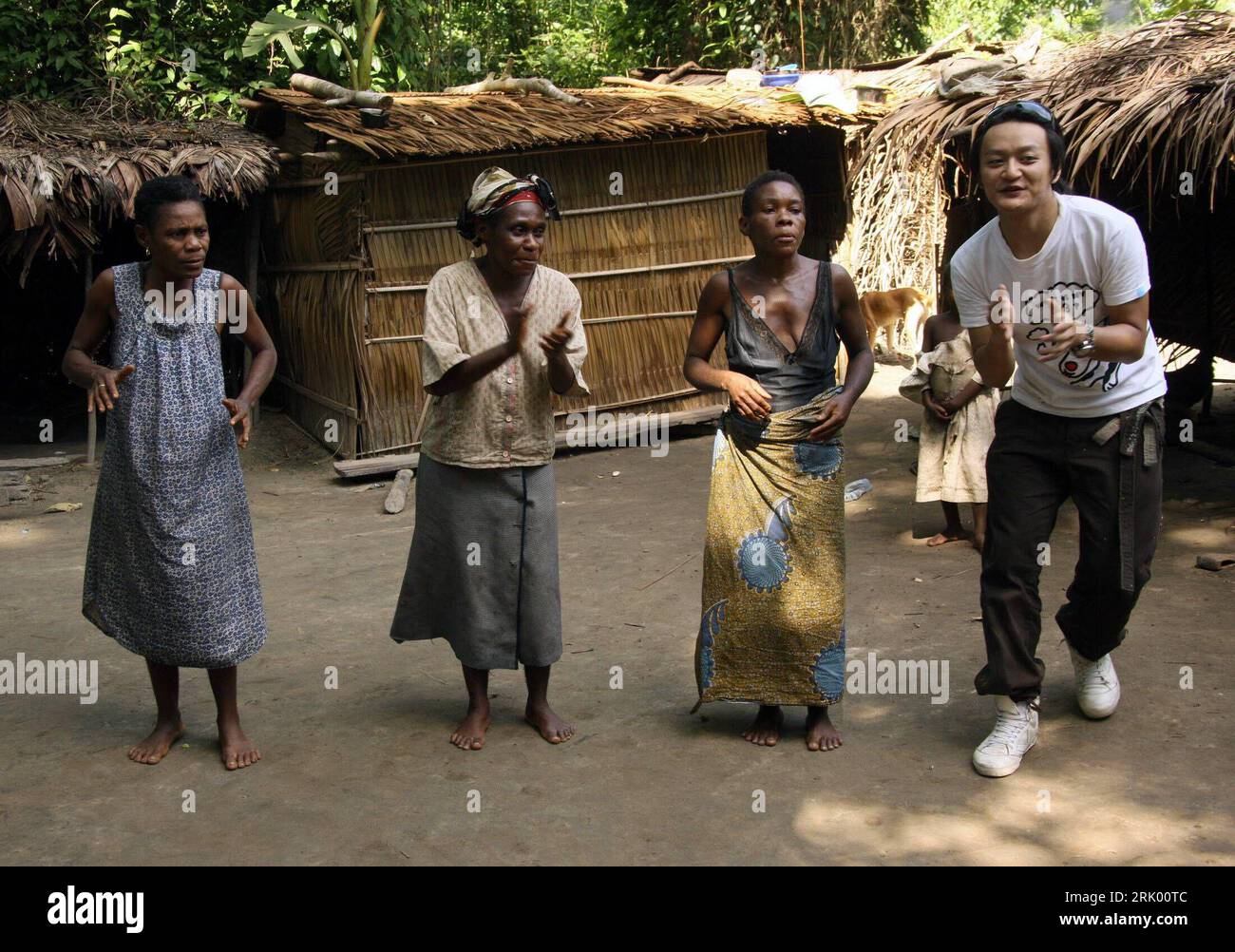 Group pygmy women -Fotos und -Bildmaterial in hoher Auflösung – Alamy