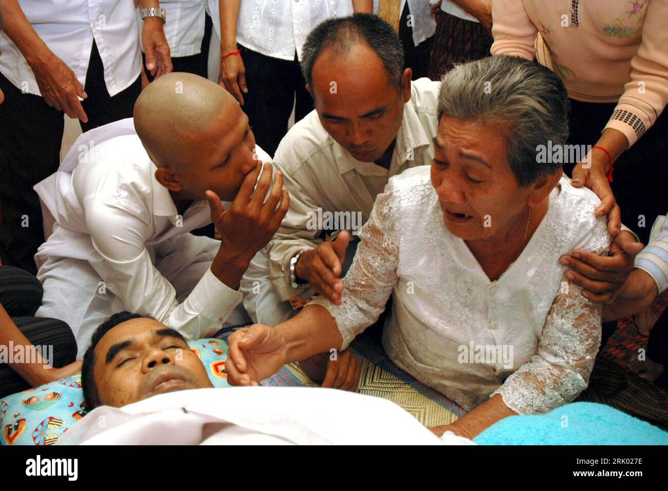 Bildnummer: 52614003 Datum: 12.07.2008 Copyright: imago/Xinhua Mutter trauert neben ihren Sohn ...