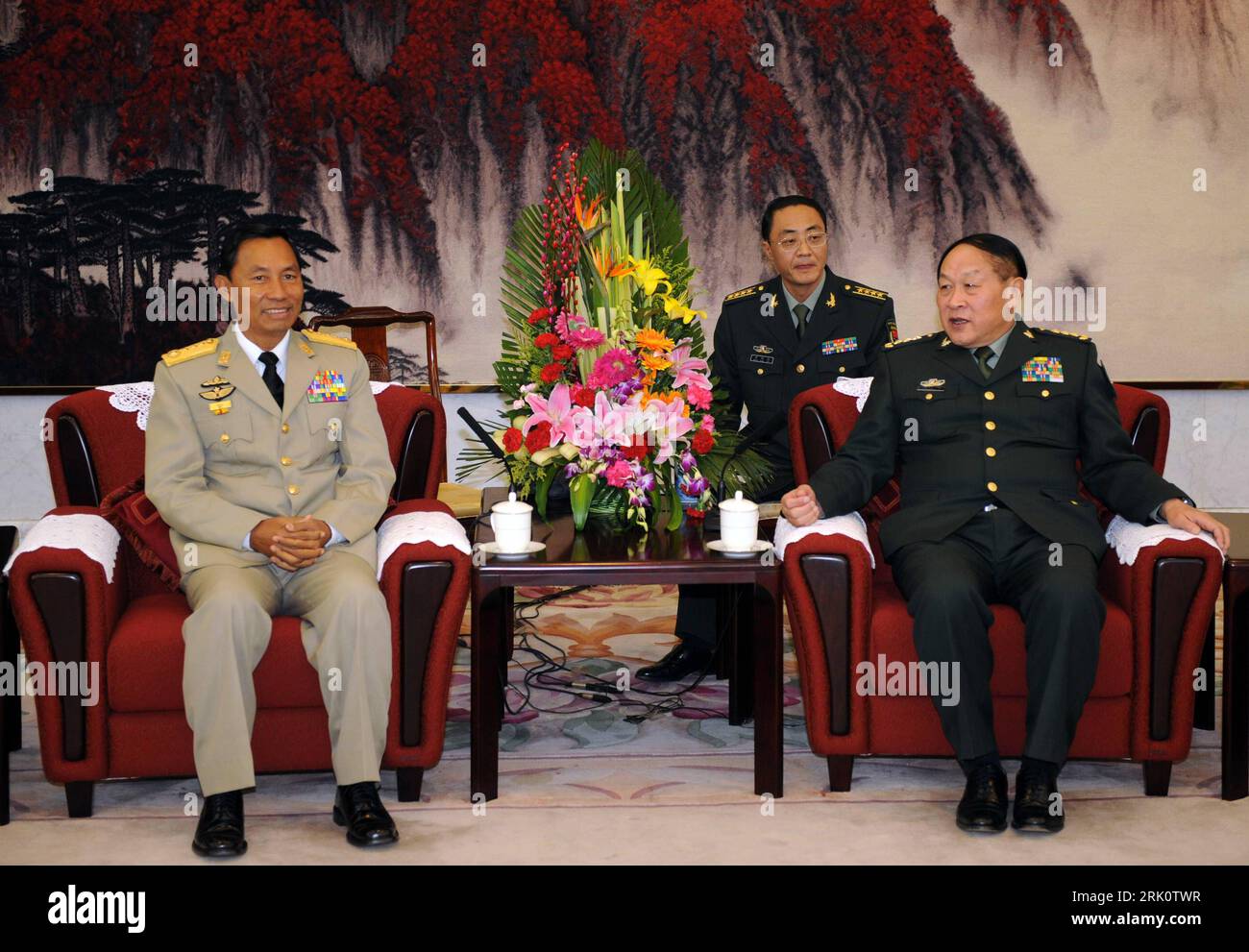 General shwe mann -Fotos und -Bildmaterial in hoher Auflösung – Alamy