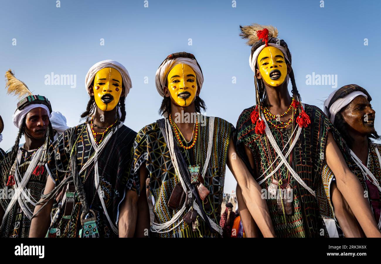Die jungen Wodaabe-Männer schmücken sich und malen ihre Gesichter als ...