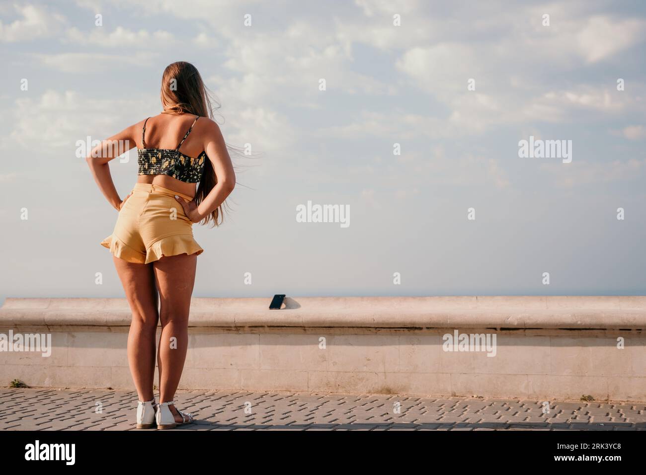 Frauen-Sommertanz. Silhouette einer glücklichen Frau, die tanzt, sich dreht und ihre Hände zum ...