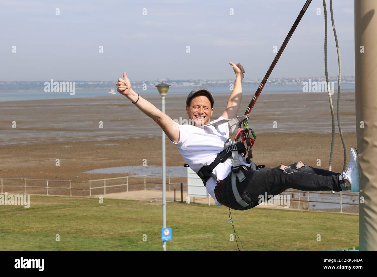 Der TV-Presenter Joe Swash erlebt das Ariel Adventure während eines ...