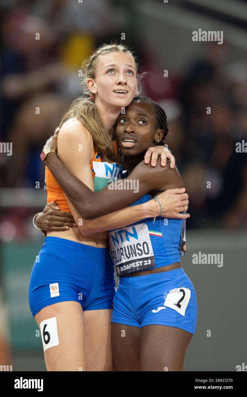 Budapest, Ungarn. August 2023. Femke Bol (L) aus den Niederlanden umarmt Ayomide Folorunso aus ...