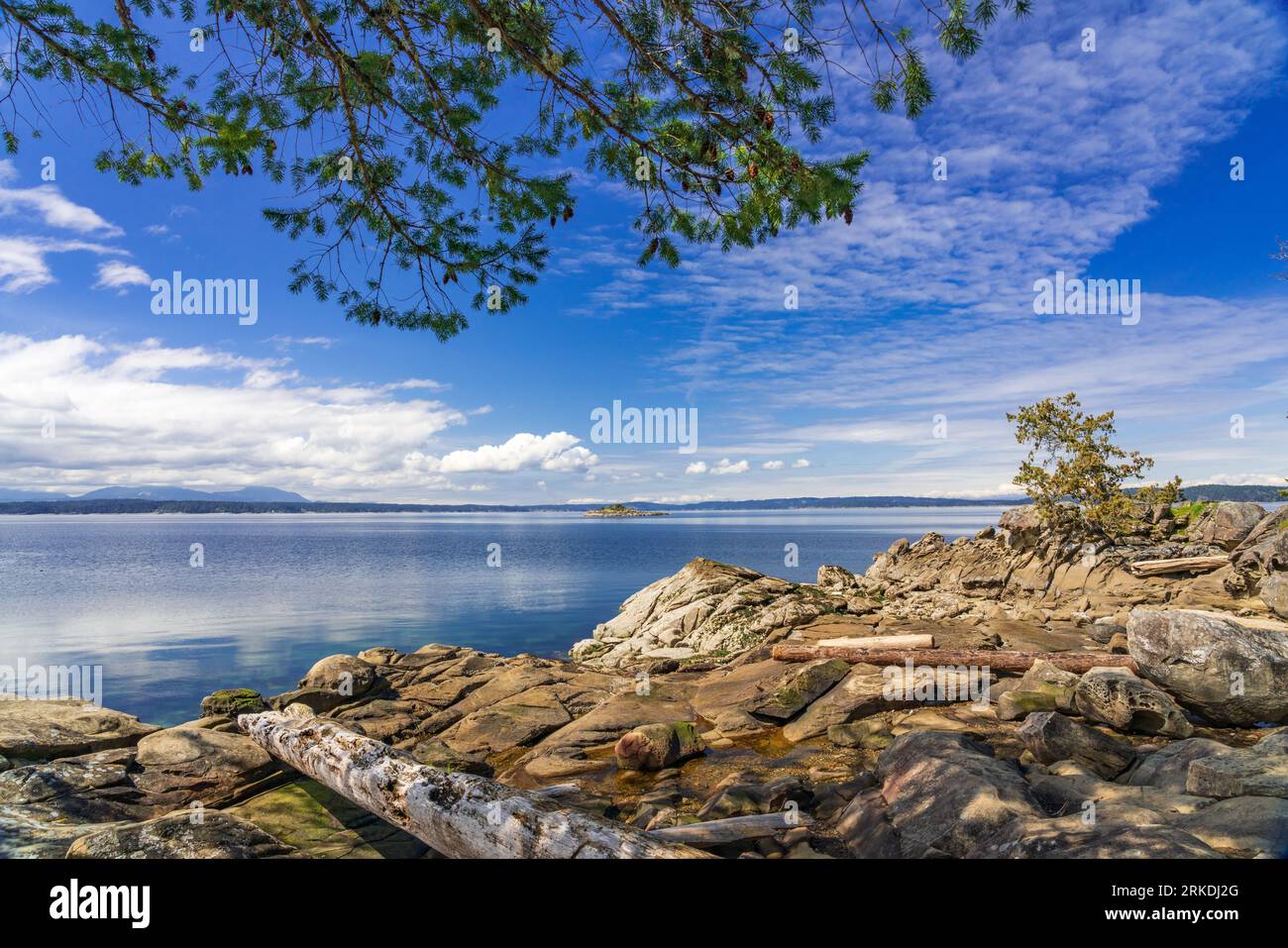 Eine malerische Aussicht von Pilkey Point auf Thetis Island, Vancouver ...