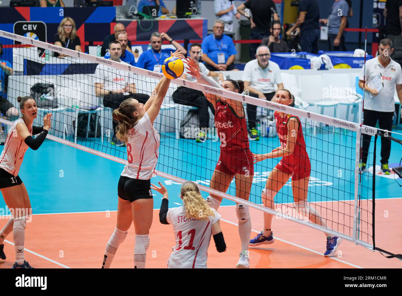 Turin, Italien. August 2023. Samira Sulser (L) aus der Schweiz und ...