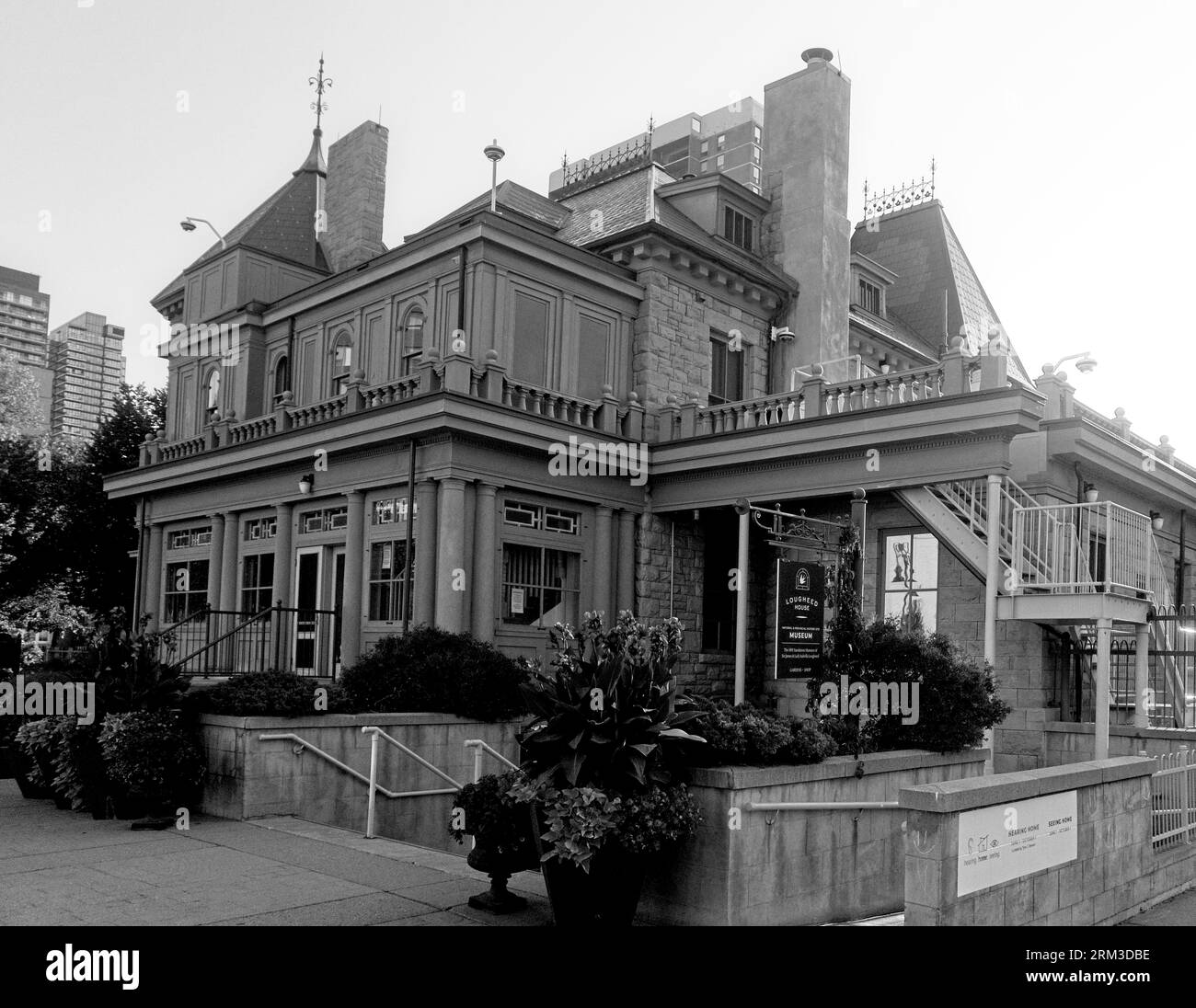 Victorian house porch Schwarzweiß-Stockfotos und -bilder - Alamy