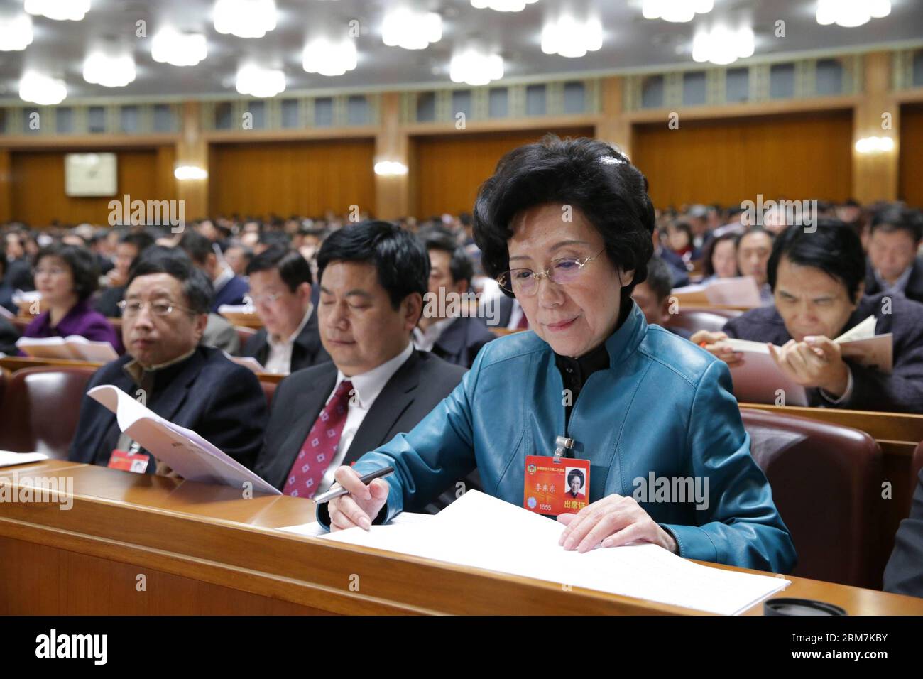 (140307) -- PEKING, 7. März 2014 (Xinhua) -- Li Dongdong (R), Mitglied des 12. Nationalen ...