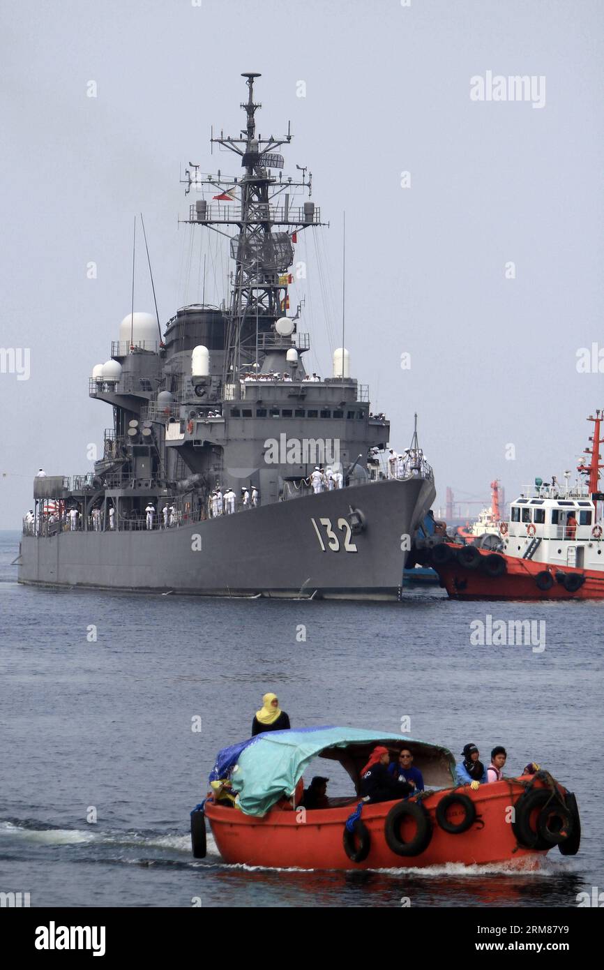 (140402) -- MANILA, April 2, 2014 (Xinhua) -- Japanese warship JS Asayuki (DD 132) docks in ...