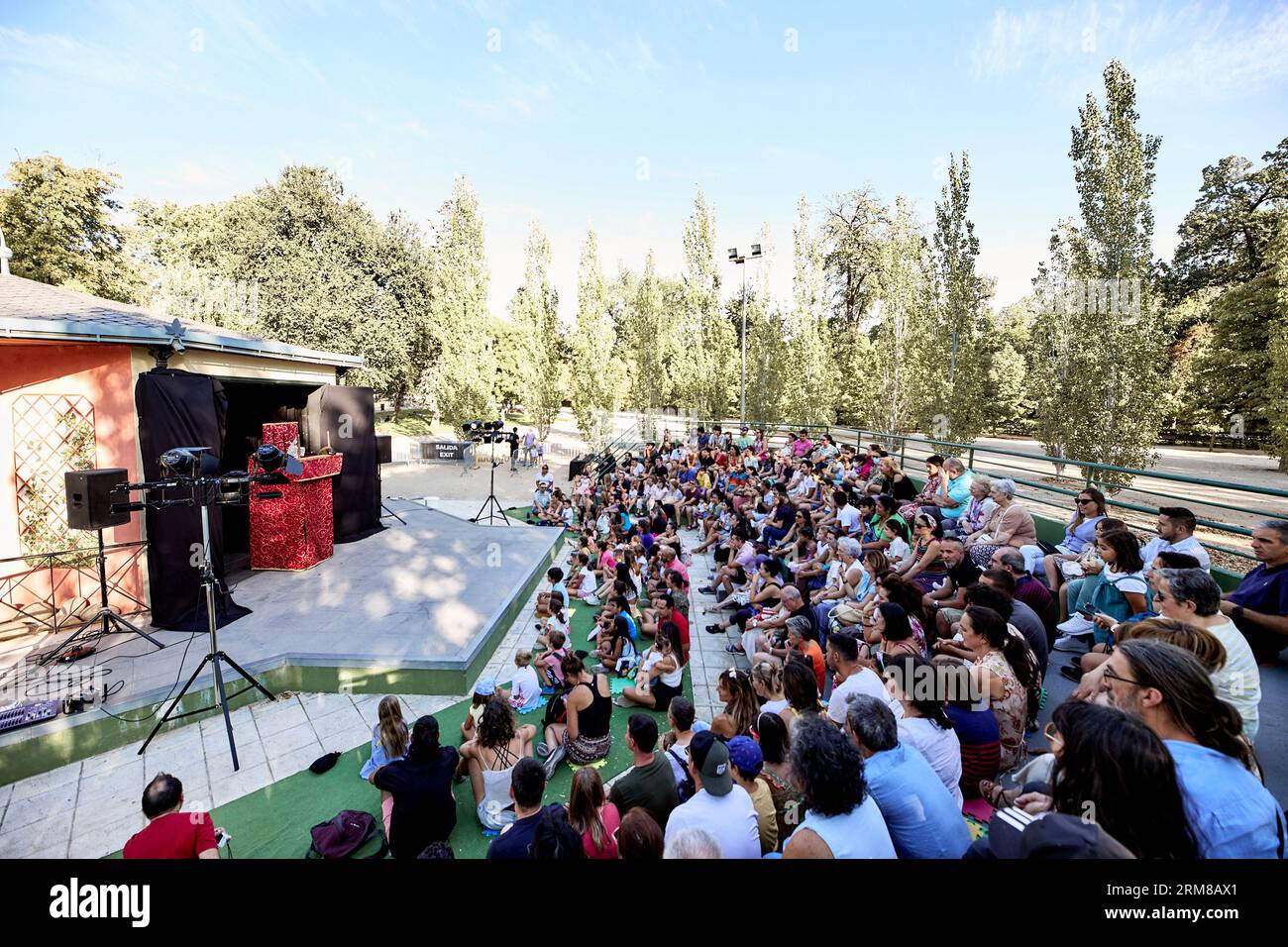 Several people during the traditional Italian puppet show of Pulcinella ...
