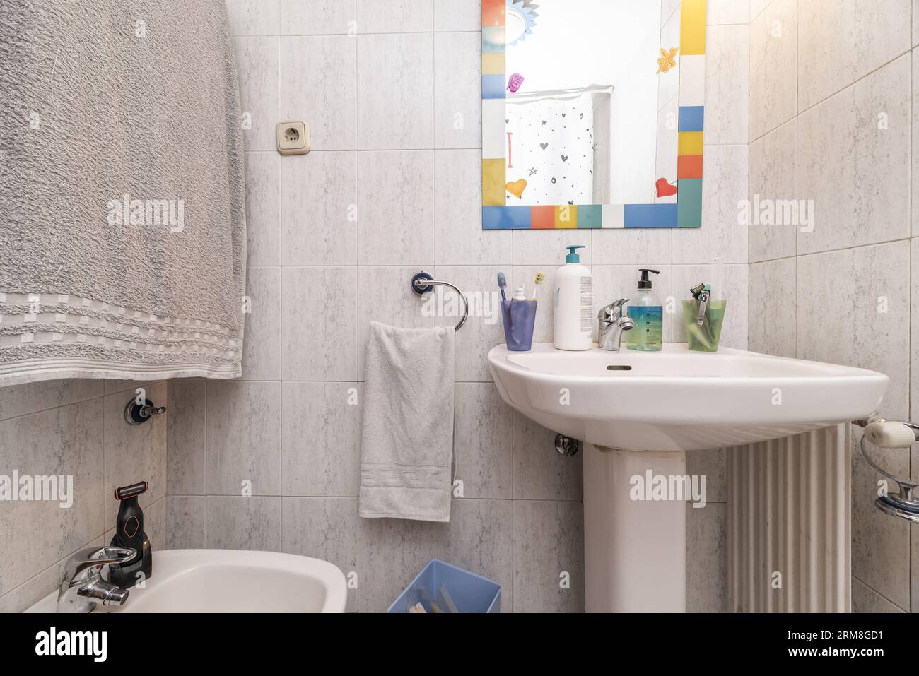 Porzellan mit polychromer dekoration -Fotos und -Bildmaterial in hoher Auflösung – Alamy